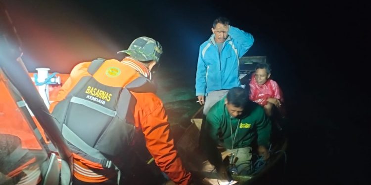 Basarnas Evakuasi 5 Nelayan Asal Wakatobi Usai Alami Mati Mesin di Perairan Kaledupa - tirtamedia.id